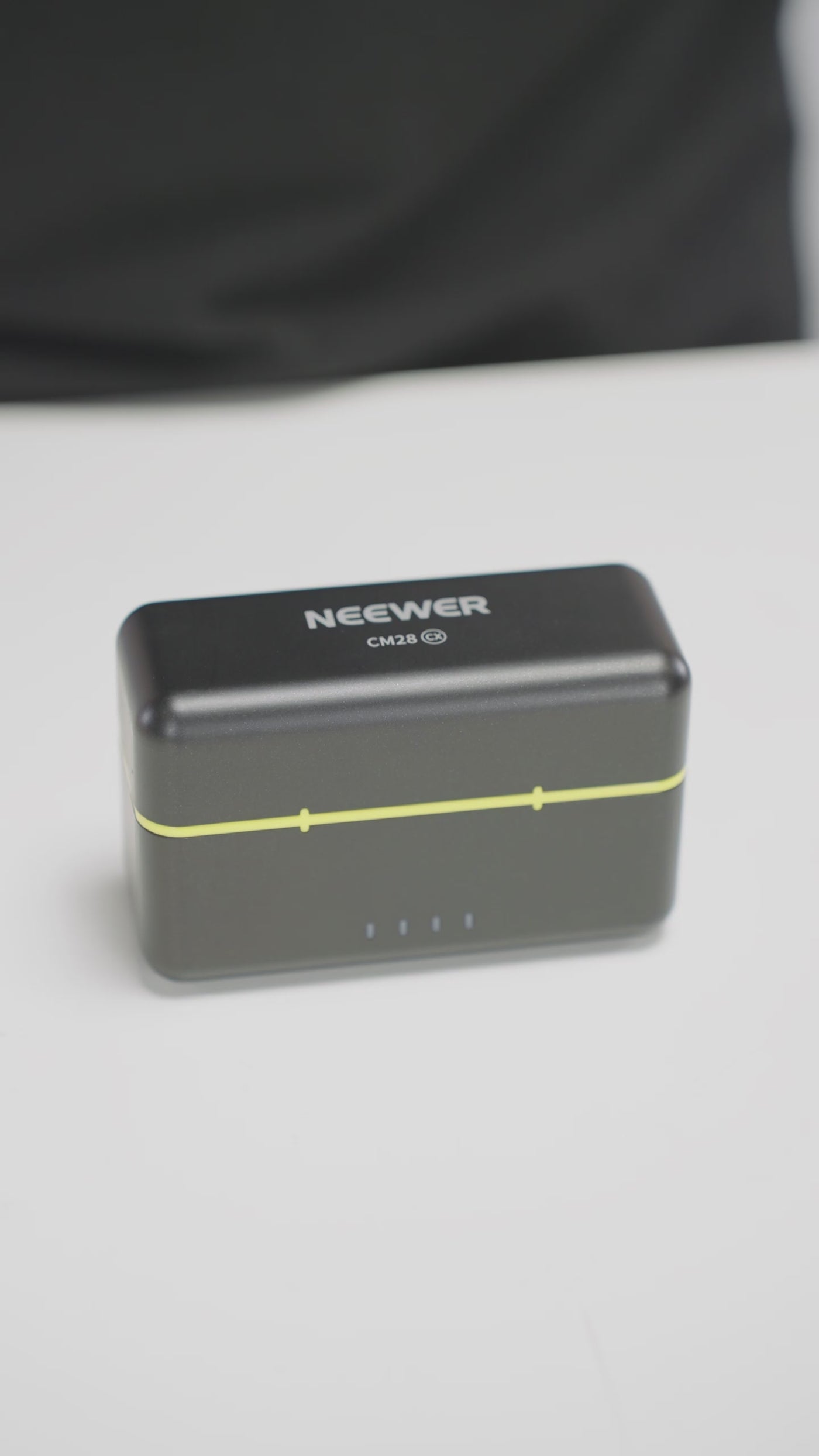 NEEWER CM28 Wireless Lavalier Lapel Microphone with Charging Case ...